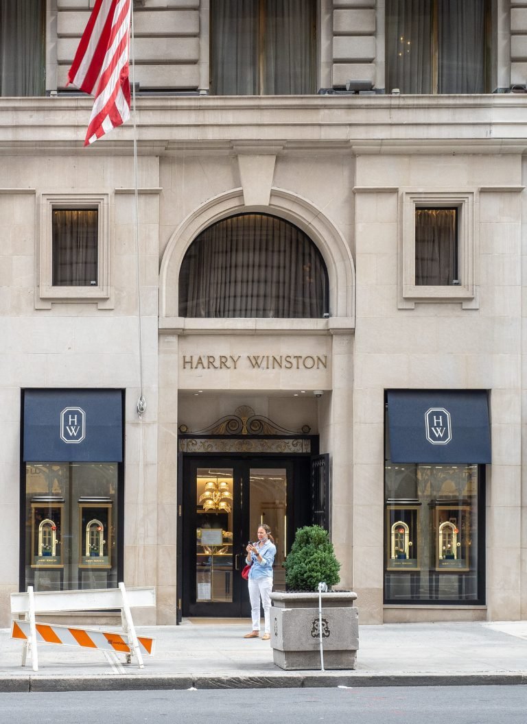Shopping on Fifth Avenue in New York | Top 12 Spots & Stores